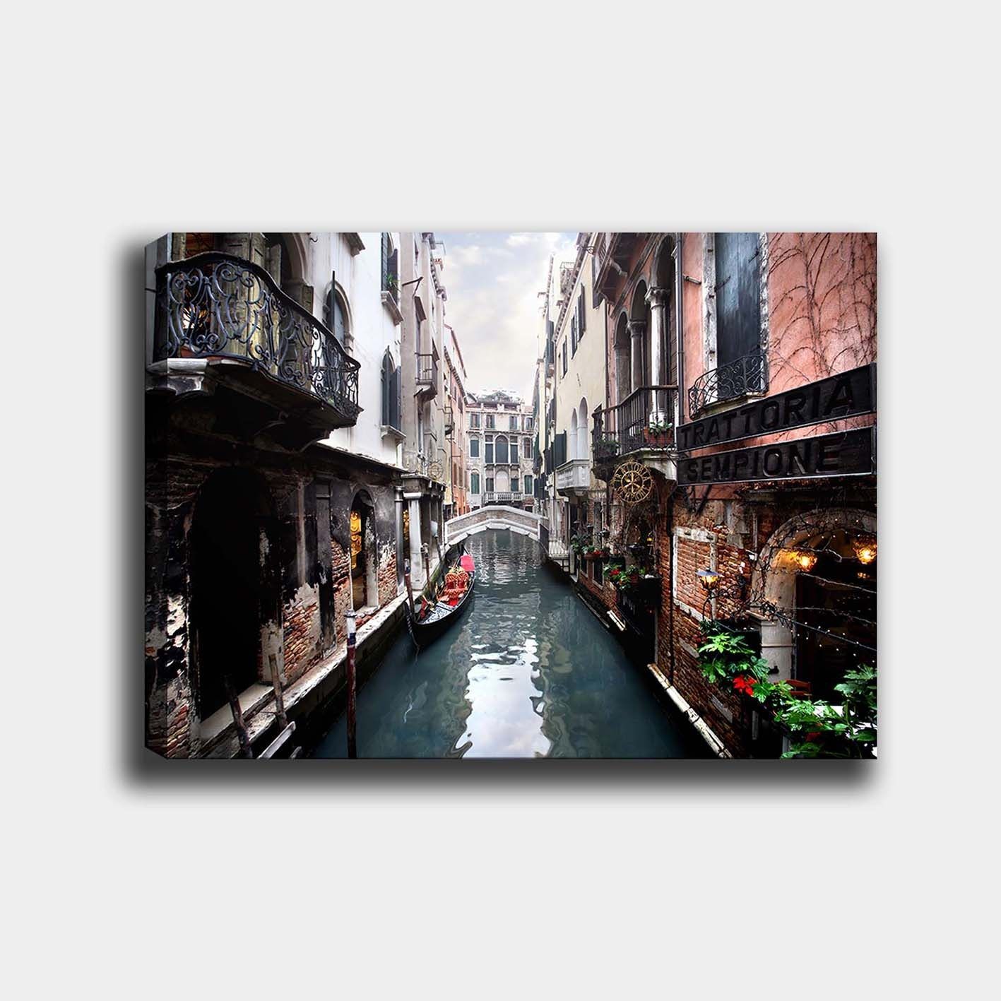 Lerretsbilde 70x100 cm - Pittoresk kanal i Venezia med gondoler og ...